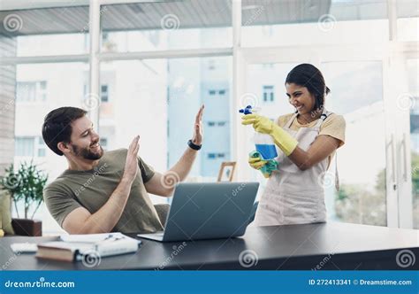 Ne Laissez Pas Verrouiller Ennuyeux Votre Obligation Une Jeune Femme