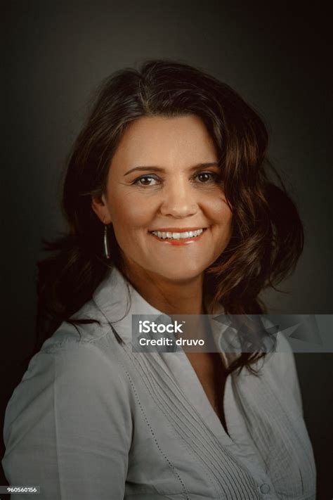 Braun Behaarte Reife Frau Portrait Stockfoto Und Mehr Bilder Von Alterungsprozess