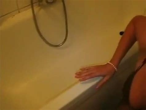 Morena chupa polla en el baño PAMPAPORNO