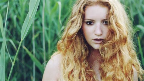 1920x1080 Women Blonde Dark Eyes Women Outdoors Face Freckles Long Hair Wavy Hair  420 Kb Hd