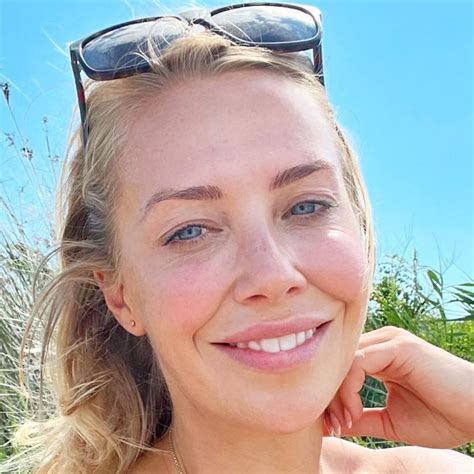 A Place In The Suns Laura Hamilton Stuns Fans With Intimate Bikini Video Hello