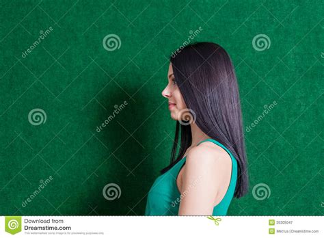 Morena No Vestido Verde Contra A Parede Imagem De Stock Imagem De Caucasiano Velho 35305047
