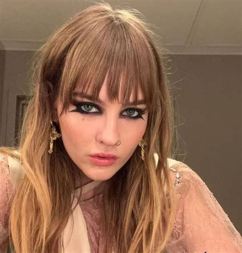Victoria De Angelis Måneskin On Instagram 🔥🔥🔥” In 2022 Wig Hairstyles Queen Vic Victoria