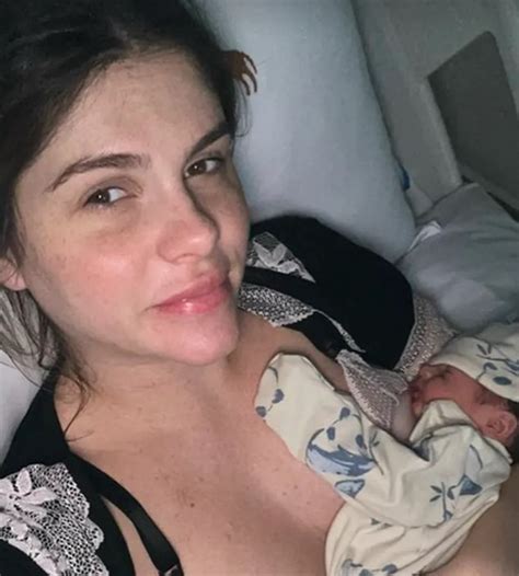 B Rbara Evans Fala Sobre Noite Com G Meos Mam E N O Dormiu