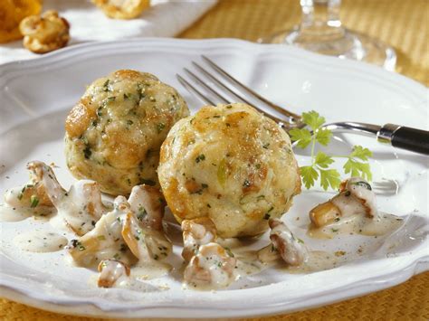 Semmelknödel in Pfifferling Sahne Soße Rezept EAT SMARTER