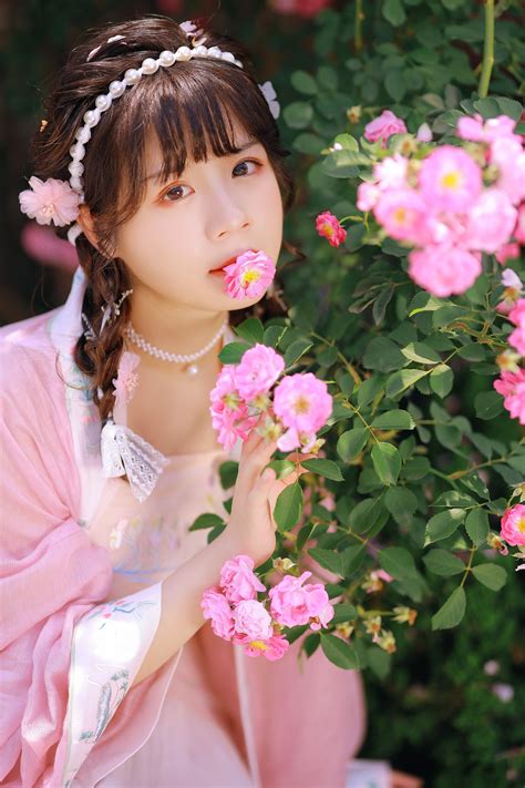 艺图语 20220820 吻花香 Suky喜欢软绵绵毛茸茸的团子 微图坊