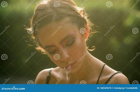 La Donna Esegue La Saliva Dalla Bocca Labbra Fronte Di Trucco Fotografia Stock Immagine Di